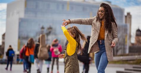 보장된 재미는 항상 엄마와 함께 있습니다 도시에서 딸과 함께 있는 아프리카계 미국인 어머니 사진 Unsplash의 아프리카 계 미국인 소녀 이미지