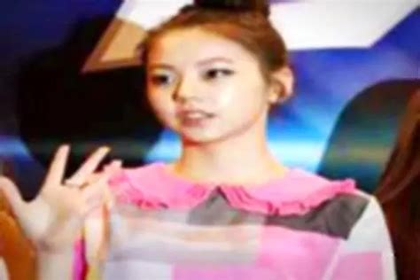 هیچ کس نمی‌تواند با این دختر زیبا ازدواج کند هرکسی او را لمس کند کهیر می‌زند عکس