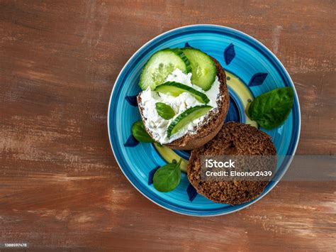 부드러운 치즈와 오이와 함께 컬러 플레이트에 바질 잎을 곁들인 호밀 롤빵에 샌드위치 0명에 대한 스톡 사진 및 기타 이미지 0명 건강한 식생활 녹색 Istock