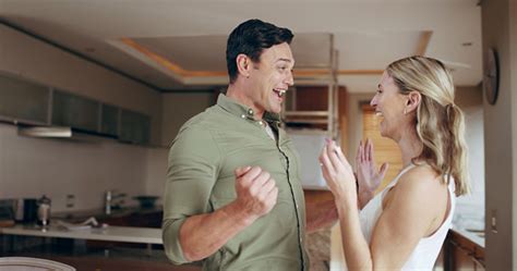 두근두근 부부 및 양성 임신 테스트와 함께 좋은 소식 아기 발표 및 가족 계획 미소 사람 결과 출산 예정부 임신 성공 출산 축