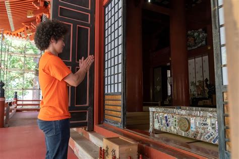 この世のすべての人が幸せになりますようにとお願いするアフロりゅうじ｜山形県の写真ならアフロりゅうじフリー素材サイト『afroimages』