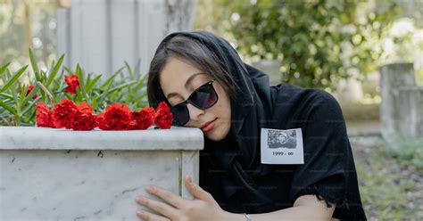 검은색 후드티와 선글라스를 낀 여성이 대리석 화분에 기대어 있다 사진 Unsplash의 슬픔 이미지