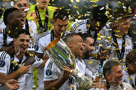 [사진] Uefa 슈퍼컵 들고 환호하는 레알 마드리드 음바페 뉴스1