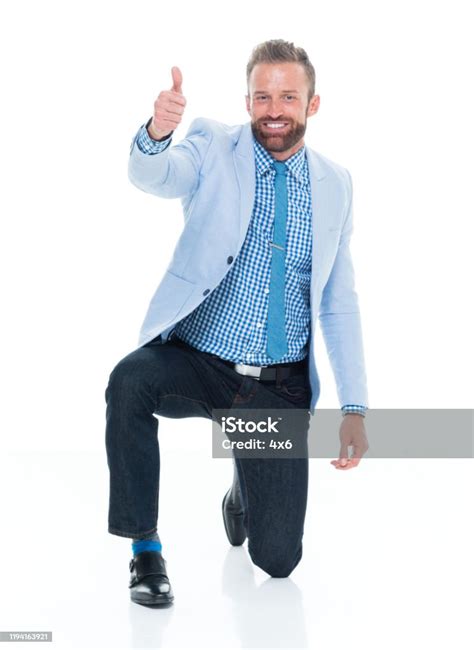 전체 길이1 인3039세 성인 잘생긴 사람 코카서스 남성젊은 남자비즈니스 맨 웃고 있는 사람행복쾌활 하 고 엄지 손가락을 보여주는확인 기호 30 34세에 대한 스톡 사진 및