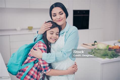 두 사람의 좋은 귀여운 애 교 사랑 스러운 달콤한 매력적인 매력적인 명랑 꿈꾸는 세로 성숙 빛 화이트 주방 인테리어 실내에서 시간을 보내는 엄마 껴 안고 2명에 대한 스톡