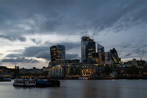 122 리든홀 스트리트 20 펜처치 스트리트 30 세인트 메리 액스 Leadenhall 빌딩 강 강가 건물 건설 건축 고층 건물 구름 낀 하늘 구조적