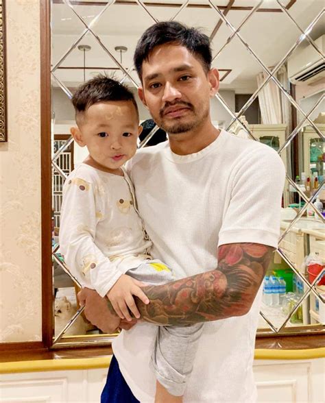 မျက်တောင်မခတ်ပဲ ဖုန်းကို တစိုက်မတ်မတ်နဲ့ စိတ်ဝင်စားစွာကြည့်နေတဲ့ သားသားလေး မြတ်သူကို အချစ