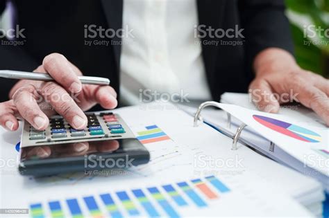 사무실에서 통계 그래프로 일하고 분석하는 비즈니스 여성 개발에 대한 스톡 사진 및 기타 이미지 개발 경영자 경제 Istock