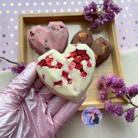 Сердце из белого шоколада с сублимированной клубникой в 2024 г Шоколад