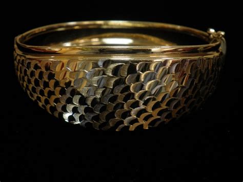 Златна твърда гривна с гравирано бяло и жълто злато Златна твърда