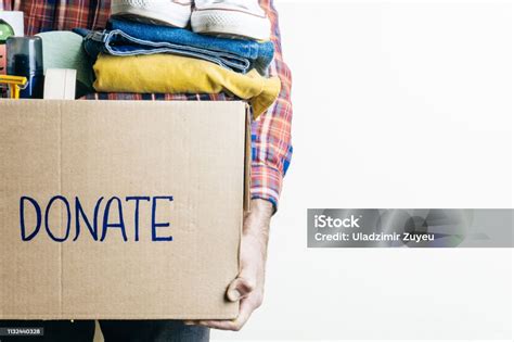의류 기증 및 음식 기증 개념 옷 신발 및 위생 용품으로 기부 상자를 들고 있는 남자 복사 공간 가족에 대한 스톡 사진 및 기타 이미지 Istock