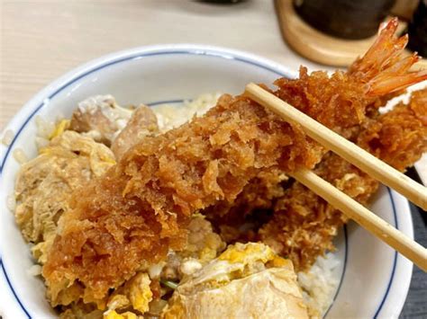 かつやで「親子丼」を頼んだら、知らない海老タレカツが布団の中に潜り込んでいてビビった
