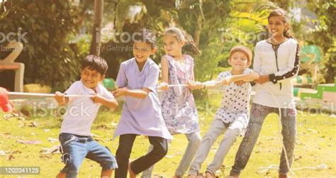 전쟁 게임 유치원의 줄다리기를 재생 하는 다민족 어린이의 그룹 인종 차별에 대 한 야외 게임을 하는 다민족 아이 들 아이에 대한 스톡 사진 및 기타 이미지 Istock