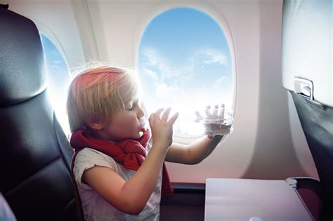 비행기로 여행하는 매력적인 아이 비행 중 물을 마시는 어린 소년 비행기에 대한 스톡 사진 및 기타 이미지 비행기 마시기 병 Istock