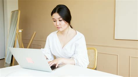 실내 경력 고용 금발 가구 기술 기술 사용 기업 기업가 낮 노트북 디지털 유목민 미니멀리스트 디자인