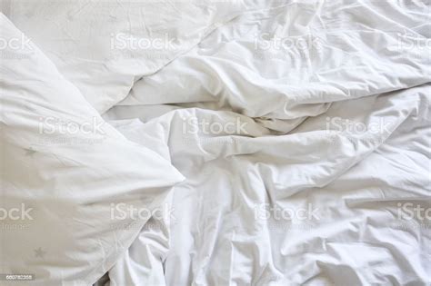 침대에 흰색 베개와 긴 밤에 자고에서 아침에 깨어난 후 침실에 주름 지저분한 담요 0명에 대한 스톡 사진 및 기타 이미지 0명 겨울 구겨진 Istock