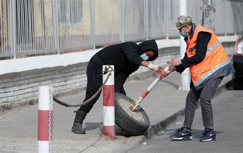ФОТО Зөвшөөрөлгүй барьсан төмөр шон хаалт хайсуудыг буулгаж байна
