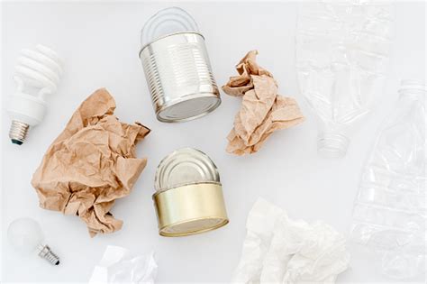 재활용 폐기물 자원입니다 깨끗 한 유리 종이 플라스틱 및 금속 백색 배경에 재활용 재사용 쓰레기 처리 자원 환경 및 생태 개념 0명에 대한 스톡 사진 및 기타 이미지