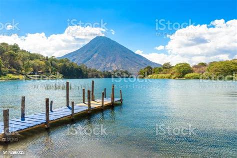 과테말라 중앙 아메리카의 고지대에 화산 산 페드로 게 볼 수 있는 호수 Atitlan의 아름 다운 베이 0명에 대한 스톡 사진 및 기타 이미지 Istock