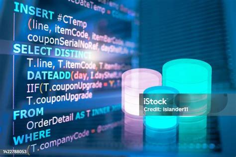 kode sql pada monitor komputer dengan latar belakang database dan ruang