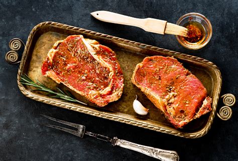 마늘과 로즈마리와 빈티지 정신 포크와 원시 스테이크 Ribeye 검은색에 대한 스톡 사진 및 기타 이미지 검은색 고기 구리 Istock
