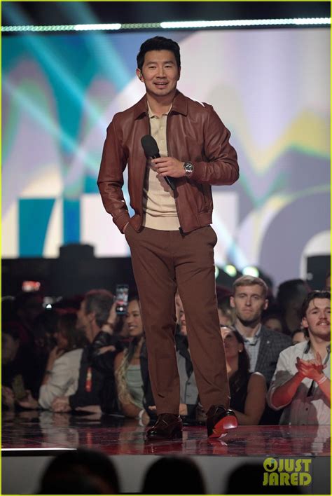 Avril Lavigne Handles Topless Protester Who Rushed Stage During Juno Awards Photo