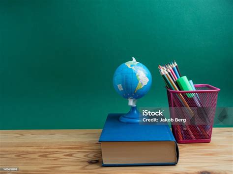 책 연필이 달린 금속 컵 녹색 보드의 배경에 대한 테이블 위의 지구본 0명에 대한 스톡 사진 및 기타 이미지 0명 개념 개인 장식품 Istock