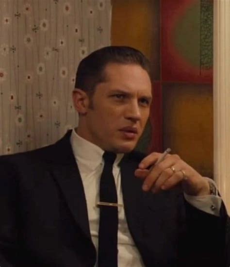 мужик возмущённо смотрит мем