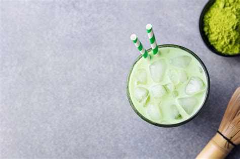 말차 아이스 녹차 유리 회색 돌 배경입니다 맨 위 보기 공간을 복사합니다 각얼음에 대한 스톡 사진 및 기타 이미지 각얼음 마카차 스무디 Istock
