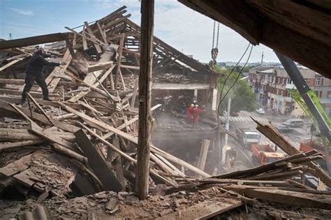 Нічна атака дронами на Харків що зараз відбувається на місці руйнування будівлі ГХ