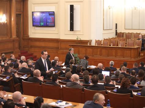 След скандали и 3 часови дебати Временна комисия в НС ще разглежда имунитетите на 4 ма депутати