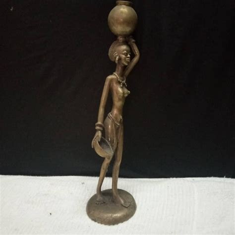 Figurine De Femme Africaine Avec Un Calebasse En Main Et Un Pot Sur La