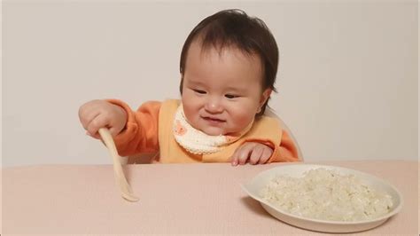 혼자 흰쌀밥으로 밥먹는 연습해요 13개월 귀여운아기의 먹방 백색소음 Youtube