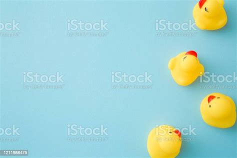 노란색 고무 오리 하향하 보기 연한 파란색 배경에 텍스트에 대 한 빈 장소입니다 파스텔 색상입니다 개념에 대한 스톡 사진 및
