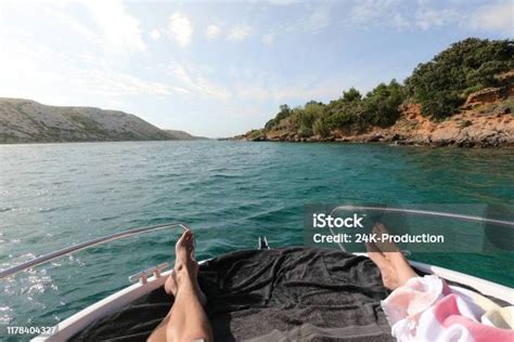 배경에 녹색 야자수와 Tirquoise 푸른 바다와 해변요트에 누워 남자와 여자의 다리에보기 럭셔리 여름 휴가 개념입니다 꿀에 대한 스톡 사진 및 기타 이미지 Istock