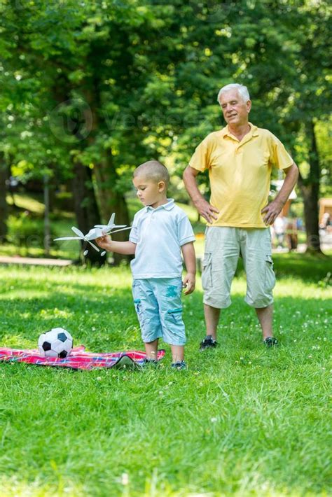 El Abuelo Y El Niño Se Divierten En El Parque 10852718 Foto De Stock En Vecteezy