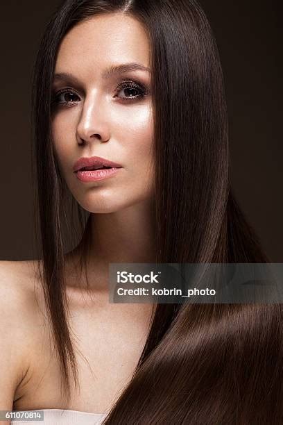 완벽하게 부드러운 머리와 아름다운 갈색 머리 소녀 고전적인 매끄러운에 대한 스톡 사진 및 기타 이미지 매끄러운 반짝이는