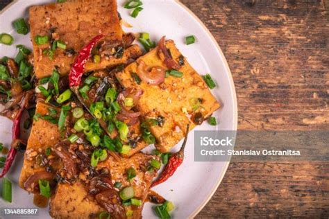 양파와 참깨 파 탑 뷰 복사 공간을 곁들인 핫 소스와 함께 접시에 두부 튀김 유부에 대한 스톡 사진 및 기타 이미지 유부 0명 건강한 생활방식 Istock