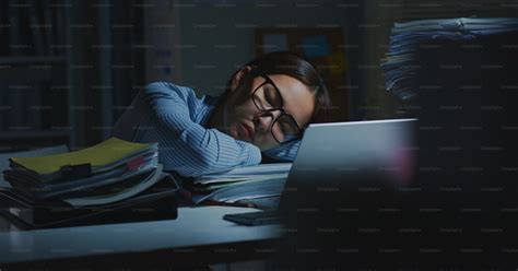 과로한 젊은 아시아 회사원이 밤에 사무실에서 노트북 컴퓨터로 일하면서 잠을 자고 있습니다 사진 Unsplash의 피곤한 이미지