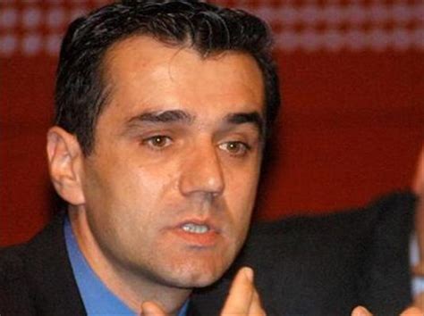 Идеята ми бе не за клатене а за циментиране на борда