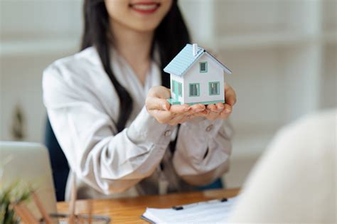 부동산 중개인 제시 및 주택 보험에 대한 모기지 대출 제안에 관한 서명 보험 양식 계약 주택 모델 의사 결정에 고객에게 상담 Junts Pel Sí에 대한 스톡 사진 및