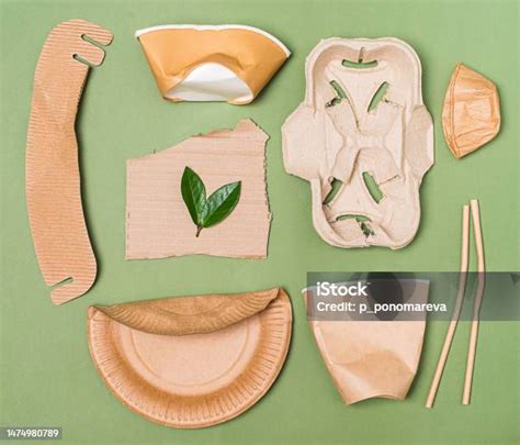 종이 쓰레기 분리 수거 재활용을 위한 종이 재료 친환경 판지 공예 종이 판지 및 종이 식품 용기 테이크아웃 컵과 접시 비료화가 가능한에 대한 스톡 사진 및 기타 이미지