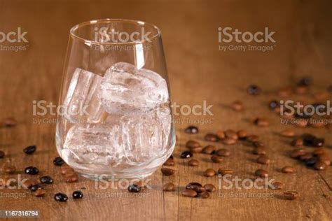 얼음 조각이있는 유리 컵 주위에 테이블에 구운 커피 씨앗의 세부 사항 바위에 대한 스톡 사진 및 기타 이미지 바위 0명