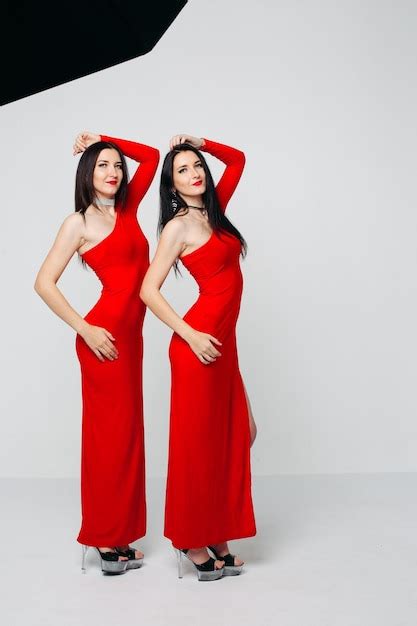 Dos Hermanas Gemelas Sexy En Vestidos Rojos Foto Gratis