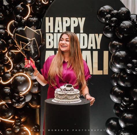 ඒ දවස හරිම ලස්සනයි ඒ ඔහු නිසාමද දැන් නම් ඇය වෙනදාට වඩා ප්‍රේමණීය