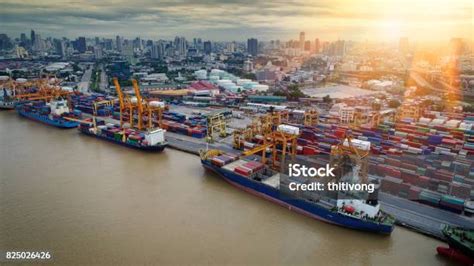 가져오기 내보내기 및 비즈니스 물류 항구 크레인 무역 포트 운송 화물에 의해 컨테이너 선박 고층 건물에 대한 스톡 사진 및 기타