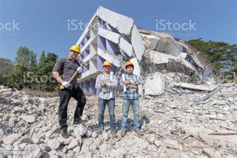 엔지니어 건축가 와 작업자 작업 제어 는 오래된 건물을 철거 강철에 대한 스톡 사진 및 기타 이미지 강철 건설 기계류 건설 산업 Istock