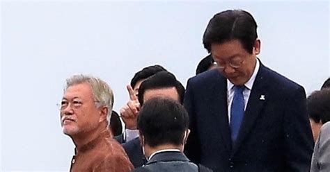 사저 둘러보는 문재인 전 대통령 이재명 대표