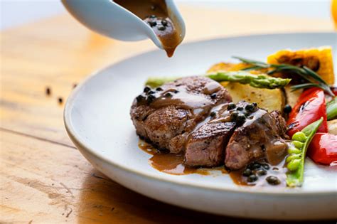 매운 후추 소스를 곁들인 와규 소고기 스테이크 프리미엄 일본 와규 쇠고기 스테이크에 대한 스톡 사진 및 기타 이미지 스테이크