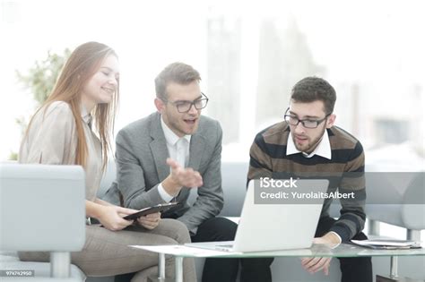 새로운 비즈니스 프로젝트에 대 한 비즈니스 팀 아이디어와 논의 하는 사업 경영자에 대한 스톡 사진 및 기타 이미지 경영자 계획 금융 Istock